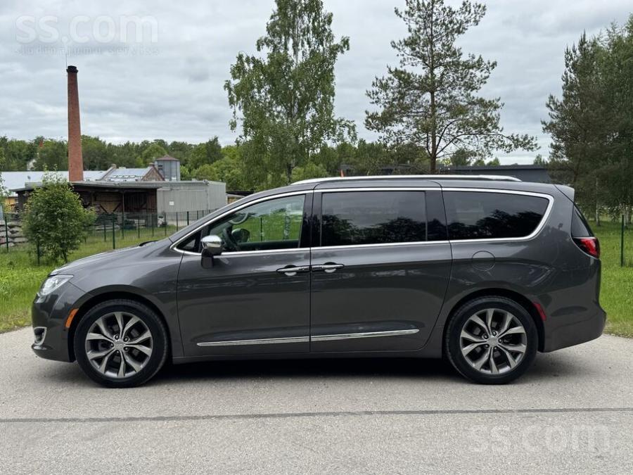 Grey Chrysler Pacifica 2019 in Valka, with an engine capacity of 3.60 L and mileage of 92 thousand km for 28450 €, photo 8 on AUTOMOTO.COM.LV