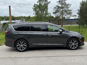 Grey Chrysler Pacifica 2019 in Valka, with an engine capacity of 3.60 L and mileage of 92 thousand km for 28450 €, photo 9 on AUTOMOTO.COM.LV