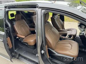 Grey Chrysler Pacifica 2019 in Valka, with an engine capacity of 3.60 L and mileage of 92 thousand km for 28450 €, photo 13 on AUTOMOTO.COM.LV