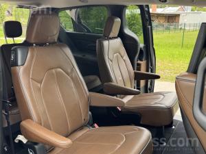 Grey Chrysler Pacifica 2019 in Valka, with an engine capacity of 3.60 L and mileage of 92 thousand km for 28450 €, photo 14 on AUTOMOTO.COM.LV