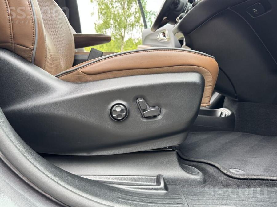 Grey Chrysler Pacifica 2019 in Valka, with an engine capacity of 3.60 L and mileage of 92 thousand km for 28450 €, photo 15 on AUTOMOTO.COM.LV