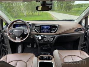Grey Chrysler Pacifica 2019 in Valka, with an engine capacity of 3.60 L and mileage of 92 thousand km for 28450 €, photo 16 on AUTOMOTO.COM.LV