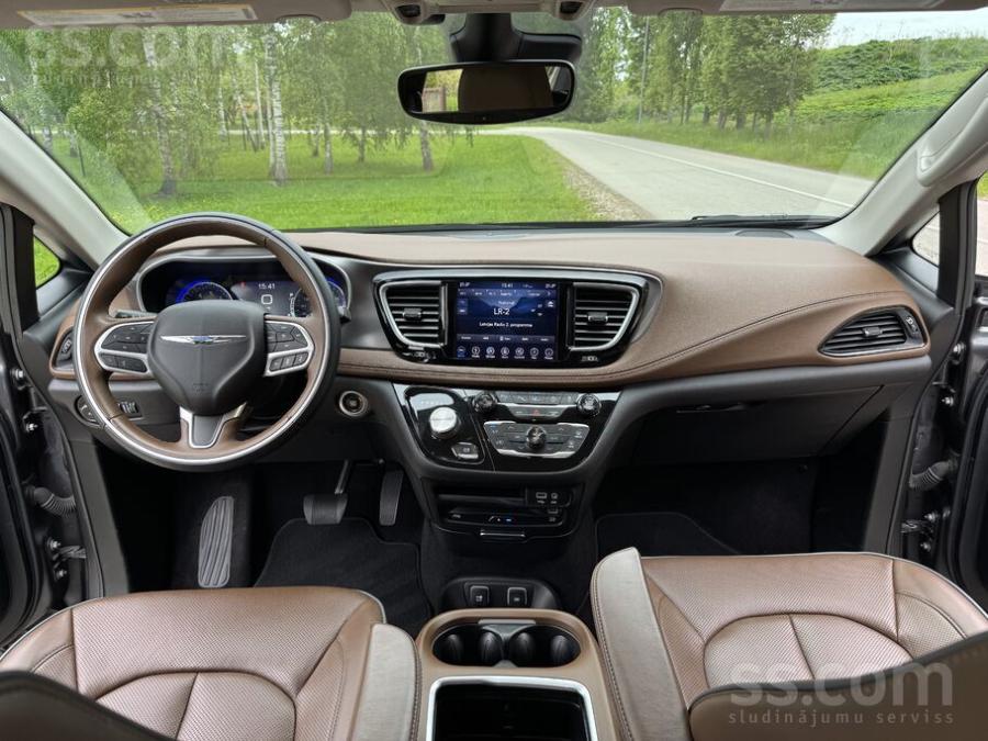 Grey Chrysler Pacifica 2019 in Valka, with an engine capacity of 3.60 L and mileage of 92 thousand km for 28450 €, photo 16 on AUTOMOTO.COM.LV