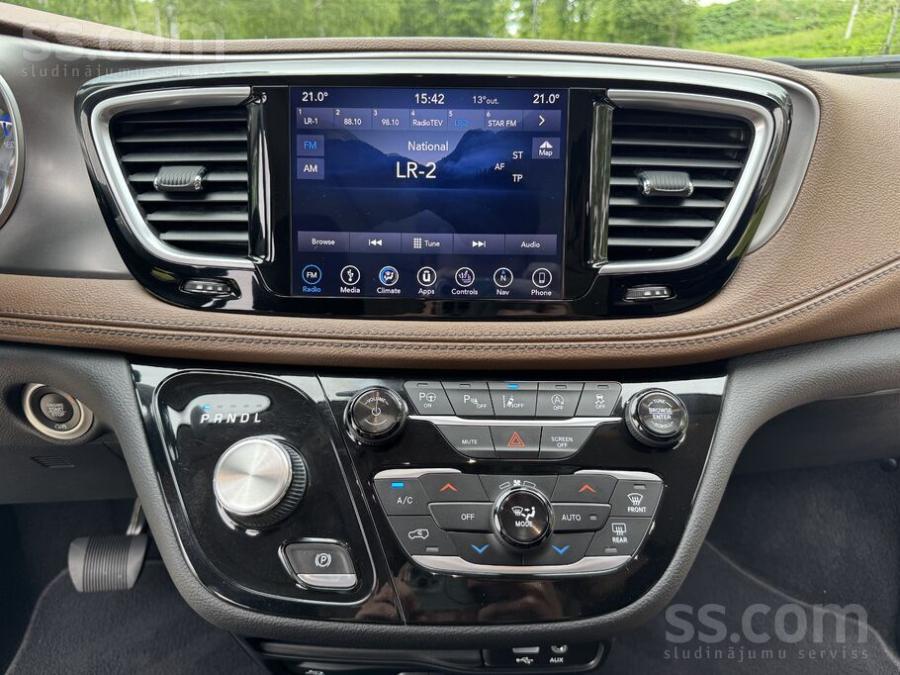 Grey Chrysler Pacifica 2019 in Valka, with an engine capacity of 3.60 L and mileage of 92 thousand km for 28450 €, photo 17 on AUTOMOTO.COM.LV