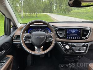 Grey Chrysler Pacifica 2019 in Valka, with an engine capacity of 3.60 L and mileage of 92 thousand km for 28450 €, photo 18 on AUTOMOTO.COM.LV