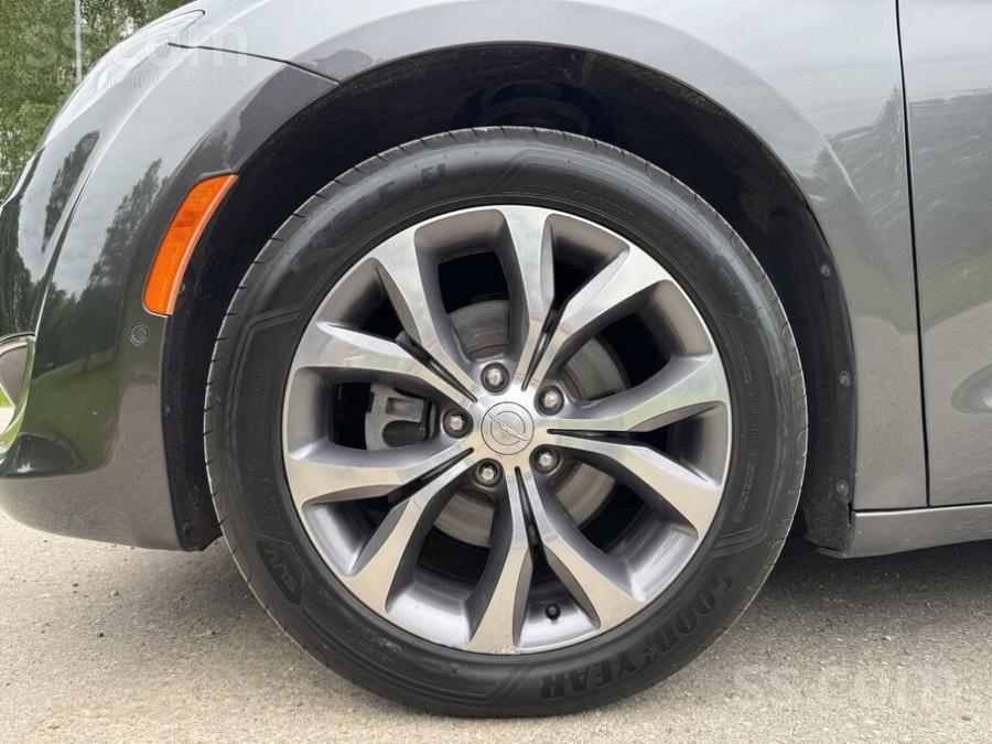 Grey Chrysler Pacifica 2019 in Valka, with an engine capacity of 3.60 L and mileage of 92 thousand km for 28450 €, photo 23 on AUTOMOTO.COM.LV
