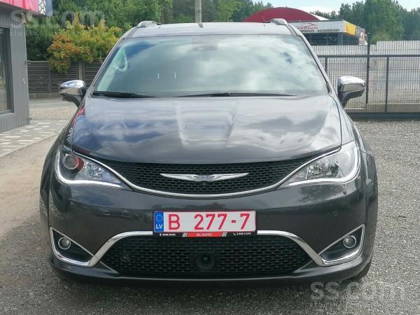Grey Chrysler Pacifica 2019 in Valmiera, with an engine capacity of 3.60 L and mileage of 92 thousand km for 28450 €, photo 2 on AUTOMOTO.COM.LV