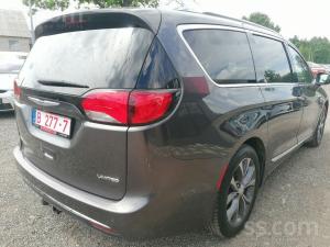 Grey Chrysler Pacifica 2019 in Valmiera, with an engine capacity of 3.60 L and mileage of 92 thousand km for 28450 €, photo 8 on AUTOMOTO.COM.LV