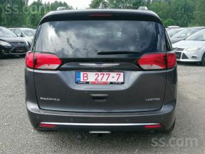 Grey Chrysler Pacifica 2019 in Valmiera, with an engine capacity of 3.60 L and mileage of 92 thousand km for 28450 €, photo 9 on AUTOMOTO.COM.LV