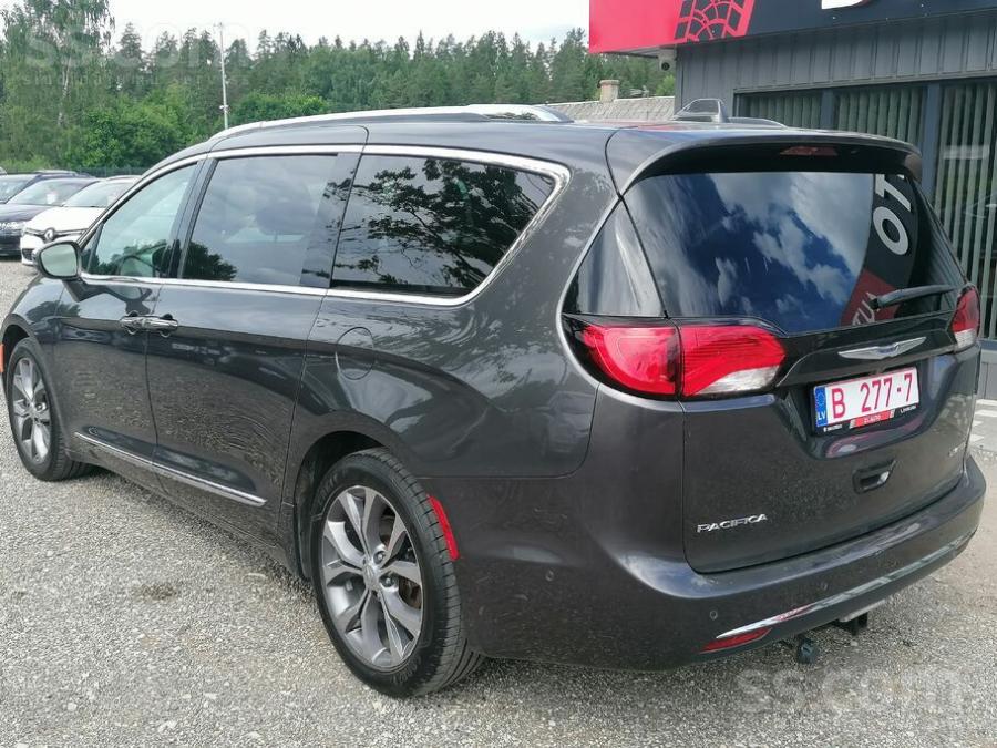 Grey Chrysler Pacifica 2019 in Valmiera, with an engine capacity of 3.60 L and mileage of 92 thousand km for 28450 €, photo 10 on AUTOMOTO.COM.LV