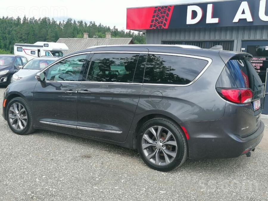 Grey Chrysler Pacifica 2019 in Valmiera, with an engine capacity of 3.60 L and mileage of 92 thousand km for 28450 €, photo 11 on AUTOMOTO.COM.LV