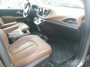 Grey Chrysler Pacifica 2019 in Valmiera, with an engine capacity of 3.60 L and mileage of 92 thousand km for 28450 €, photo 14 on AUTOMOTO.COM.LV