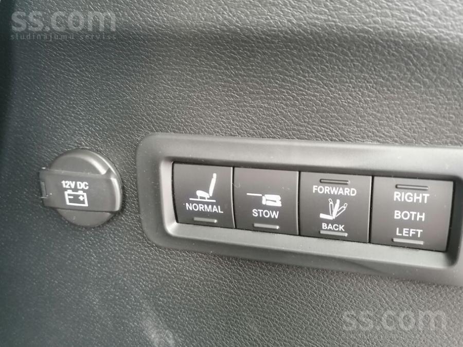 Grey Chrysler Pacifica 2019 in Valmiera, with an engine capacity of 3.60 L and mileage of 92 thousand km for 28450 €, photo 18 on AUTOMOTO.COM.LV