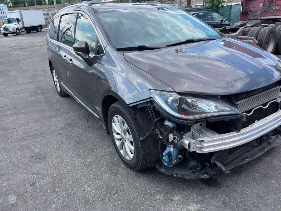 Pelēks Chrysler Pacifica 2019 Panevēža, ar dzinēja tilpumu 3.60 L un nobraukumu 134 tūkst. km par 11700 €, foto 1 vietnē AUTOMOTO.COM.LV