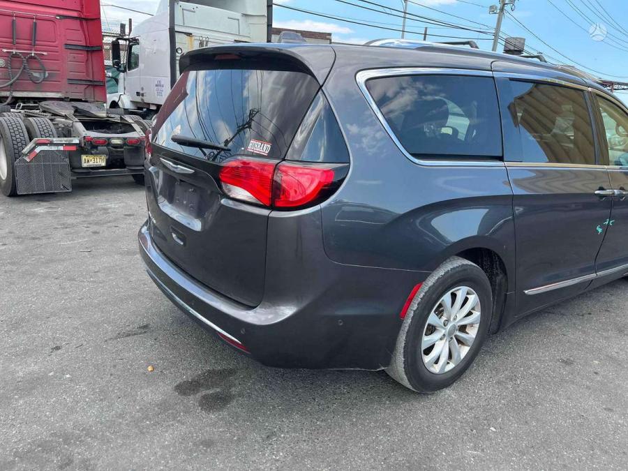 Pelēks Chrysler Pacifica 2019 Panevēža, ar dzinēja tilpumu 3.60 L un nobraukumu 134 tūkst. km par 11700 €, foto 3 vietnē AUTOMOTO.COM.LV