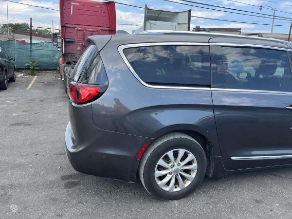Grey Chrysler Pacifica 2019 in Panevezys, with an engine capacity of 3.60 L and mileage of 134 thousand km for 11700 €, photo 3 on AUTOMOTO.COM.LV