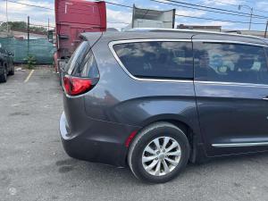 Pelēks Chrysler Pacifica 2019 Panevēža, ar dzinēja tilpumu 3.60 L un nobraukumu 134 tūkst. km par 11700 €, foto 4 vietnē AUTOMOTO.COM.LV