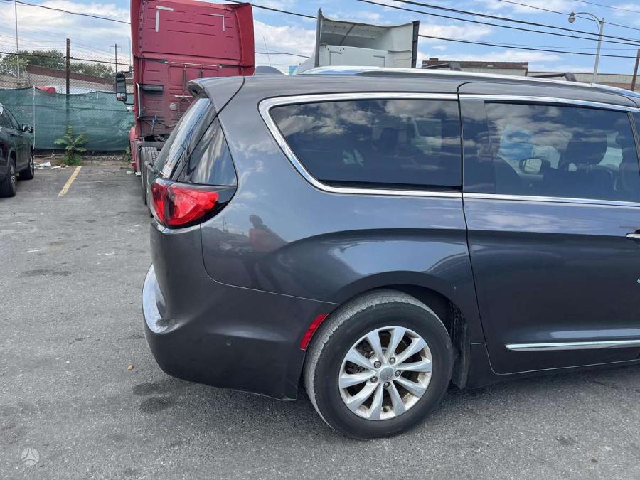 Pelēks Chrysler Pacifica 2019 Panevēža, ar dzinēja tilpumu 3.60 L un nobraukumu 134 tūkst. km par 11700 €, foto 4 vietnē AUTOMOTO.COM.LV