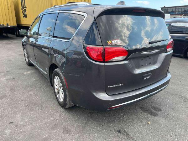 Grey Chrysler Pacifica 2019 in Panevezys, with an engine capacity of 3.60 L and mileage of 134 thousand km for 11700 €, photo 5 on AUTOMOTO.COM.LV
