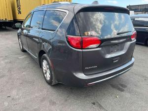 Pelēks Chrysler Pacifica 2019 Panevēža, ar dzinēja tilpumu 3.60 L un nobraukumu 134 tūkst. km par 11700 €, foto 6 vietnē AUTOMOTO.COM.LV