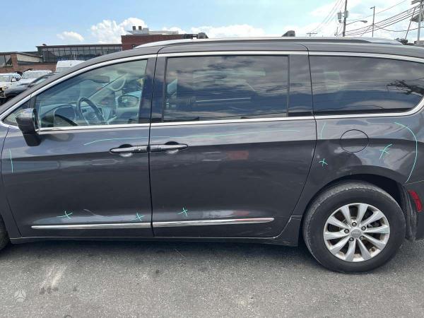 Grey Chrysler Pacifica 2019 in Panevezys, with an engine capacity of 3.60 L and mileage of 134 thousand km for 11700 €, photo 6 on AUTOMOTO.COM.LV