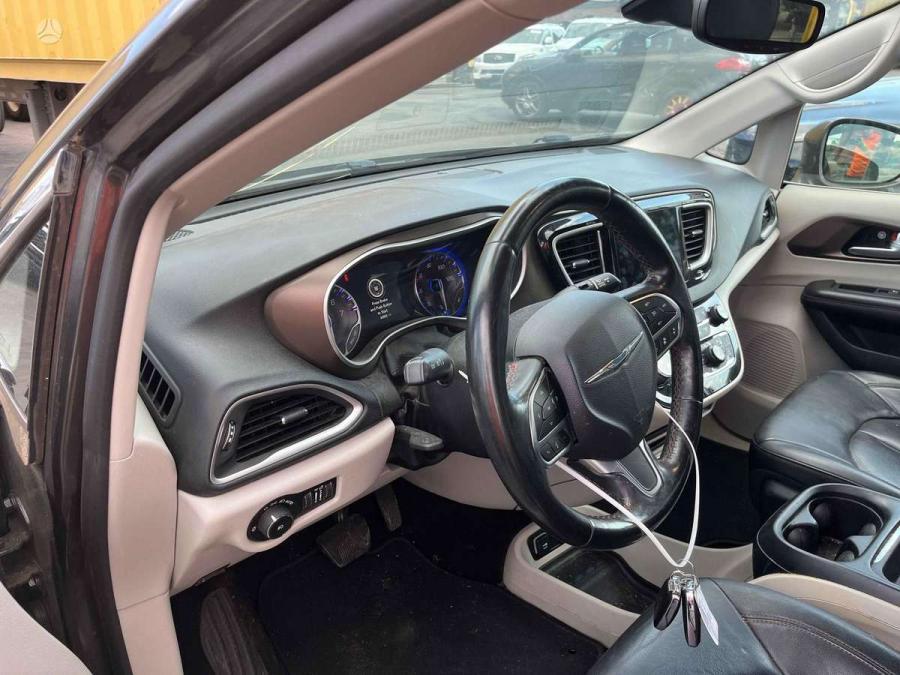 Pelēks Chrysler Pacifica 2019 Panevēža, ar dzinēja tilpumu 3.60 L un nobraukumu 134 tūkst. km par 11700 €, foto 10 vietnē AUTOMOTO.COM.LV
