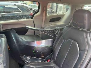 Pelēks Chrysler Pacifica 2019 Panevēža, ar dzinēja tilpumu 3.60 L un nobraukumu 134 tūkst. km par 11700 €, foto 13 vietnē AUTOMOTO.COM.LV