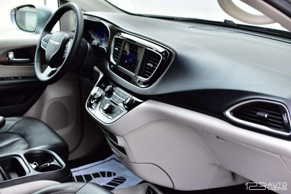 Grey Chrysler Pacifica 2019 in Kretinga, with an engine capacity of 3.60 L and mileage of 171 thousand km for 15500 €, photo 2 on AUTOMOTO.COM.LV