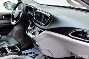 Grey Chrysler Pacifica 2019 in Kretinga, with an engine capacity of 3.60 L and mileage of 171 thousand km for 15500 €, photo 3 on AUTOMOTO.COM.LV