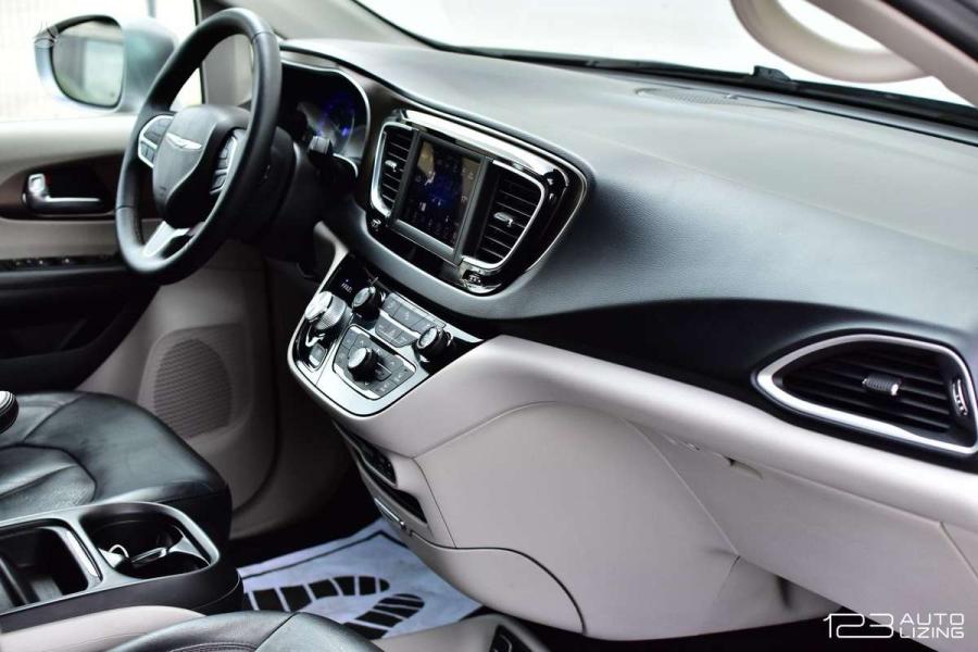 Grey Chrysler Pacifica 2019 in Kretinga, with an engine capacity of 3.60 L and mileage of 171 thousand km for 15500 €, photo 3 on AUTOMOTO.COM.LV