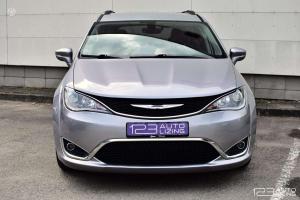 Grey Chrysler Pacifica 2019 in Kretinga, with an engine capacity of 3.60 L and mileage of 171 thousand km for 15500 €, photo 4 on AUTOMOTO.COM.LV