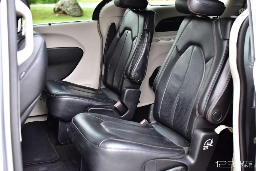 Grey Chrysler Pacifica 2019 in Kretinga, with an engine capacity of 3.60 L and mileage of 171 thousand km for 15500 €, photo 17 on AUTOMOTO.COM.LV