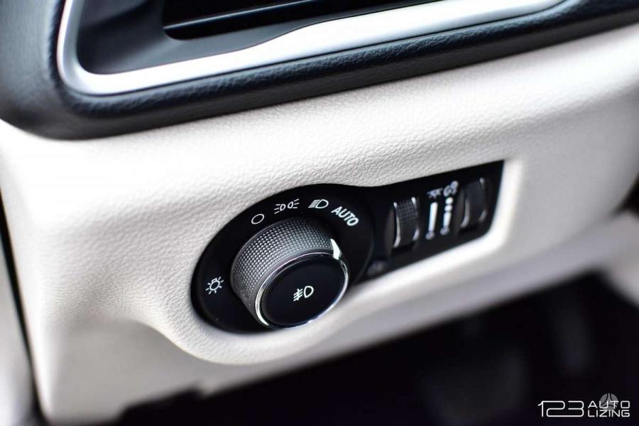 Grey Chrysler Pacifica 2019 in Kretinga, with an engine capacity of 3.60 L and mileage of 171 thousand km for 15500 €, photo 19 on AUTOMOTO.COM.LV