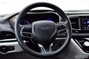 Grey Chrysler Pacifica 2019 in Kretinga, with an engine capacity of 3.60 L and mileage of 171 thousand km for 15500 €, photo 28 on AUTOMOTO.COM.LV