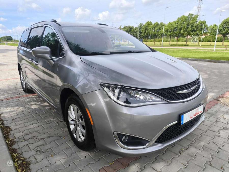 Grey Chrysler Pacifica 2019 in Siauliai, with an engine capacity of 3.61 L and mileage of 239 thousand km for 8500 €, photo 1 on AUTOMOTO.COM.LV