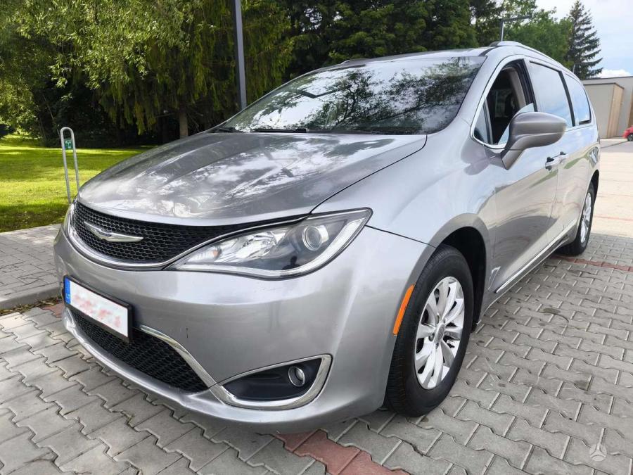 Grey Chrysler Pacifica 2019 in Siauliai, with an engine capacity of 3.61 L and mileage of 239 thousand km for 8500 €, photo 3 on AUTOMOTO.COM.LV