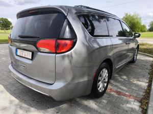 Grey Chrysler Pacifica 2019 in Siauliai, with an engine capacity of 3.61 L and mileage of 239 thousand km for 8500 €, photo 4 on AUTOMOTO.COM.LV