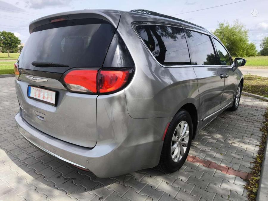 Grey Chrysler Pacifica 2019 in Siauliai, with an engine capacity of 3.61 L and mileage of 239 thousand km for 8500 €, photo 4 on AUTOMOTO.COM.LV