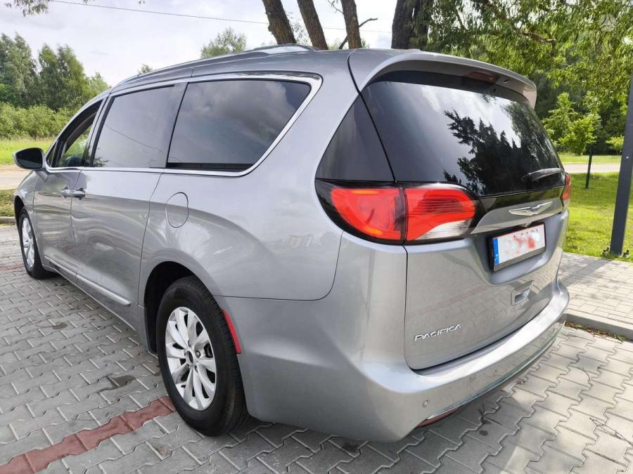 Grey Chrysler Pacifica 2019 in Siauliai, with an engine capacity of 3.61 L and mileage of 239 thousand km for 8500 €, photo 5 on AUTOMOTO.COM.LV