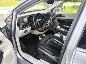Grey Chrysler Pacifica 2019 in Siauliai, with an engine capacity of 3.61 L and mileage of 239 thousand km for 8500 €, photo 10 on AUTOMOTO.COM.LV