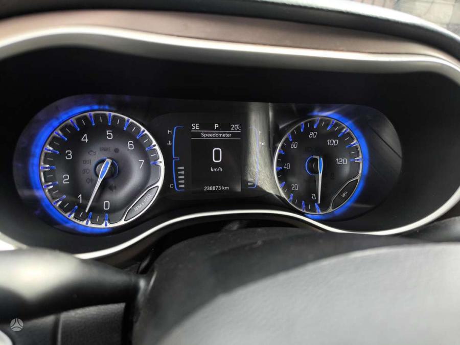 Grey Chrysler Pacifica 2019 in Siauliai, with an engine capacity of 3.61 L and mileage of 239 thousand km for 8500 €, photo 12 on AUTOMOTO.COM.LV