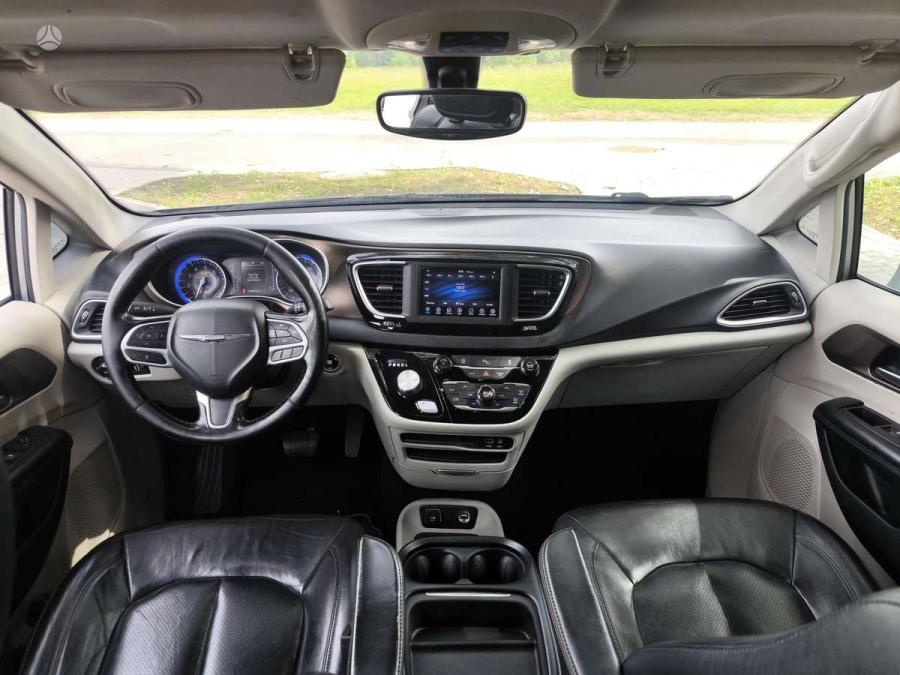 Grey Chrysler Pacifica 2019 in Siauliai, with an engine capacity of 3.61 L and mileage of 239 thousand km for 8500 €, photo 14 on AUTOMOTO.COM.LV