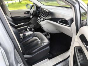 Grey Chrysler Pacifica 2019 in Siauliai, with an engine capacity of 3.61 L and mileage of 239 thousand km for 8500 €, photo 15 on AUTOMOTO.COM.LV
