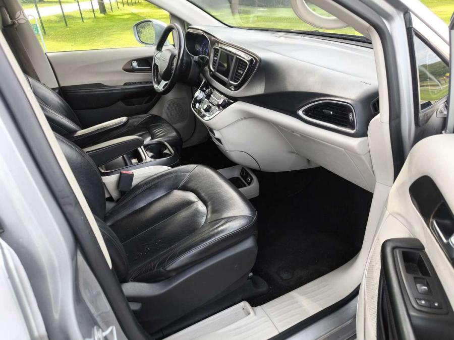 Grey Chrysler Pacifica 2019 in Siauliai, with an engine capacity of 3.61 L and mileage of 239 thousand km for 8500 €, photo 15 on AUTOMOTO.COM.LV