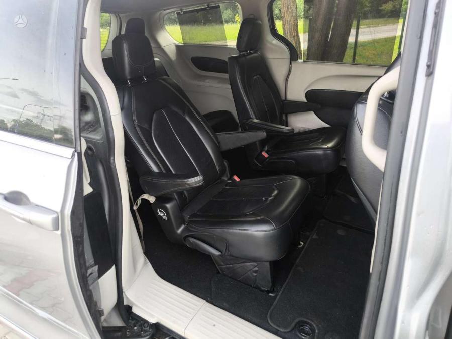 Grey Chrysler Pacifica 2019 in Siauliai, with an engine capacity of 3.61 L and mileage of 239 thousand km for 8500 €, photo 16 on AUTOMOTO.COM.LV