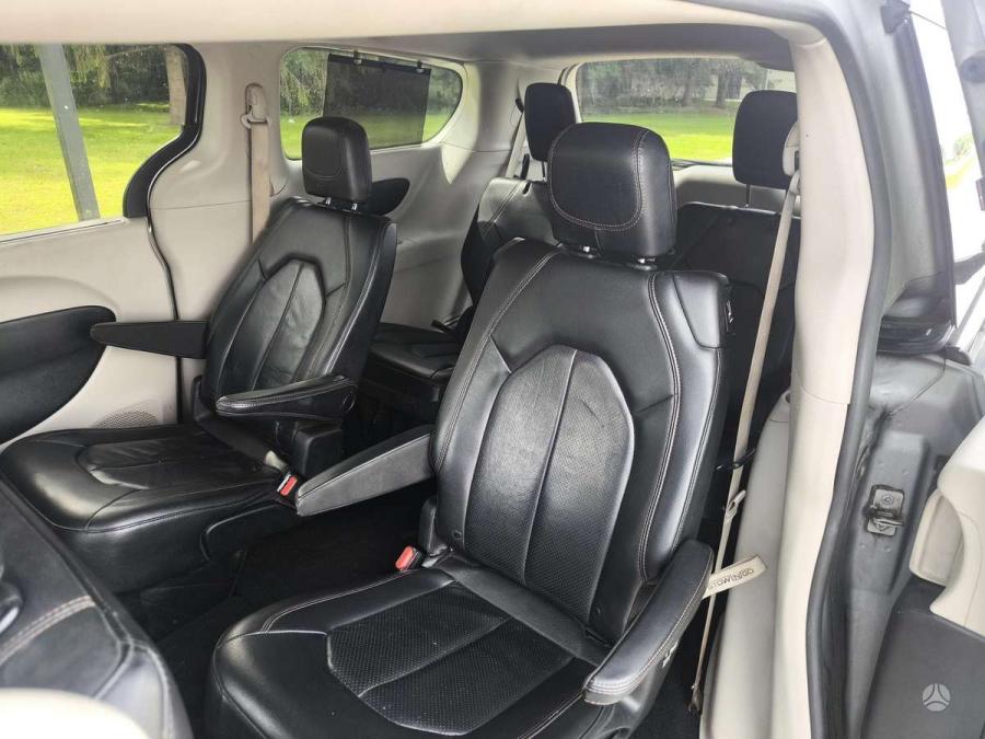 Grey Chrysler Pacifica 2019 in Siauliai, with an engine capacity of 3.61 L and mileage of 239 thousand km for 8500 €, photo 18 on AUTOMOTO.COM.LV