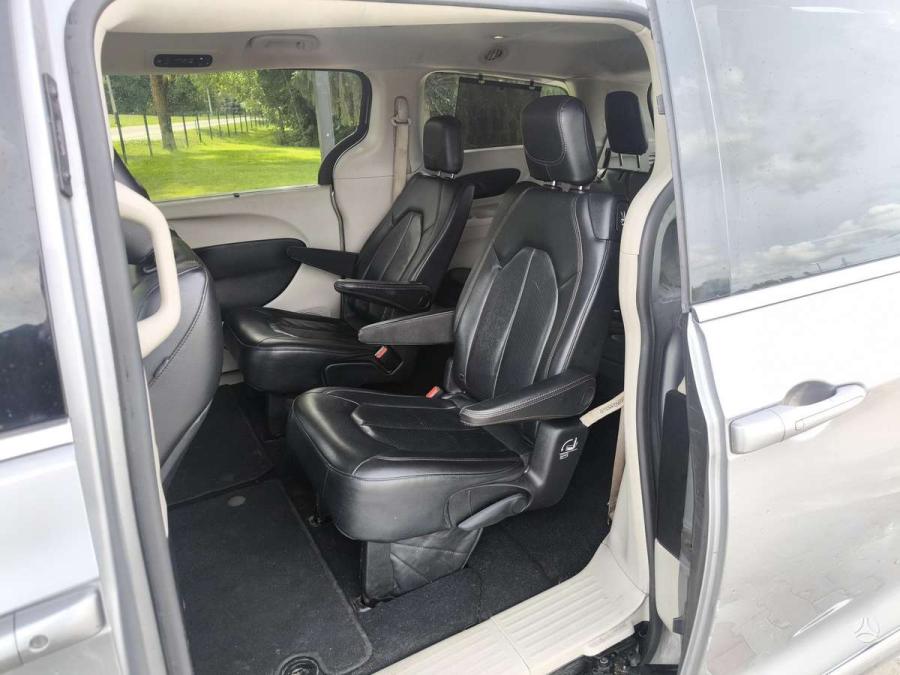 Grey Chrysler Pacifica 2019 in Siauliai, with an engine capacity of 3.61 L and mileage of 239 thousand km for 8500 €, photo 19 on AUTOMOTO.COM.LV