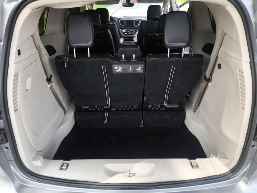 Grey Chrysler Pacifica 2019 in Siauliai, with an engine capacity of 3.61 L and mileage of 239 thousand km for 8500 €, photo 20 on AUTOMOTO.COM.LV