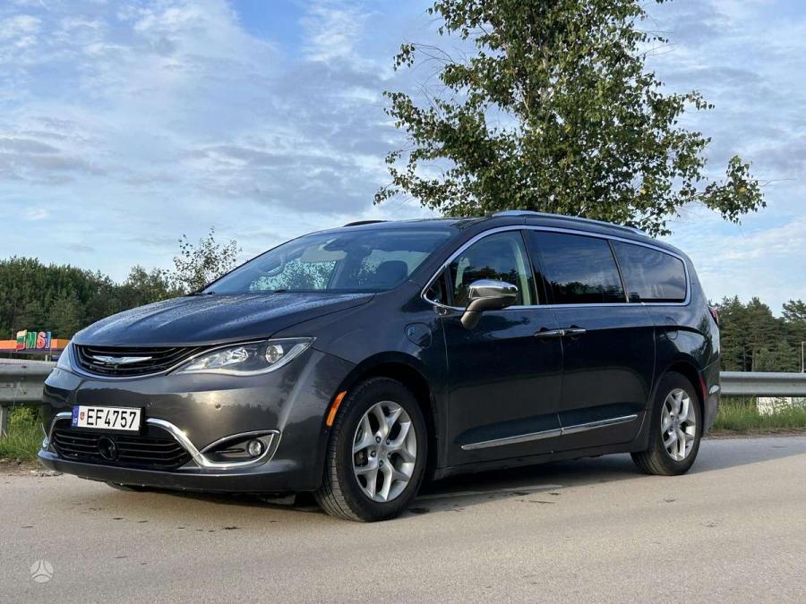 Pelēks Chrysler Pacifica 2019 Viļņa, ar dzinēja tilpumu 3.60 L un nobraukumu 211 tūkst. km par 17490 €, foto 3 vietnē AUTOMOTO.COM.LV