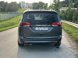Pelēks Chrysler Pacifica 2019 Viļņa, ar dzinēja tilpumu 3.60 L un nobraukumu 211 tūkst. km par 17490 €, foto 4 vietnē AUTOMOTO.COM.LV